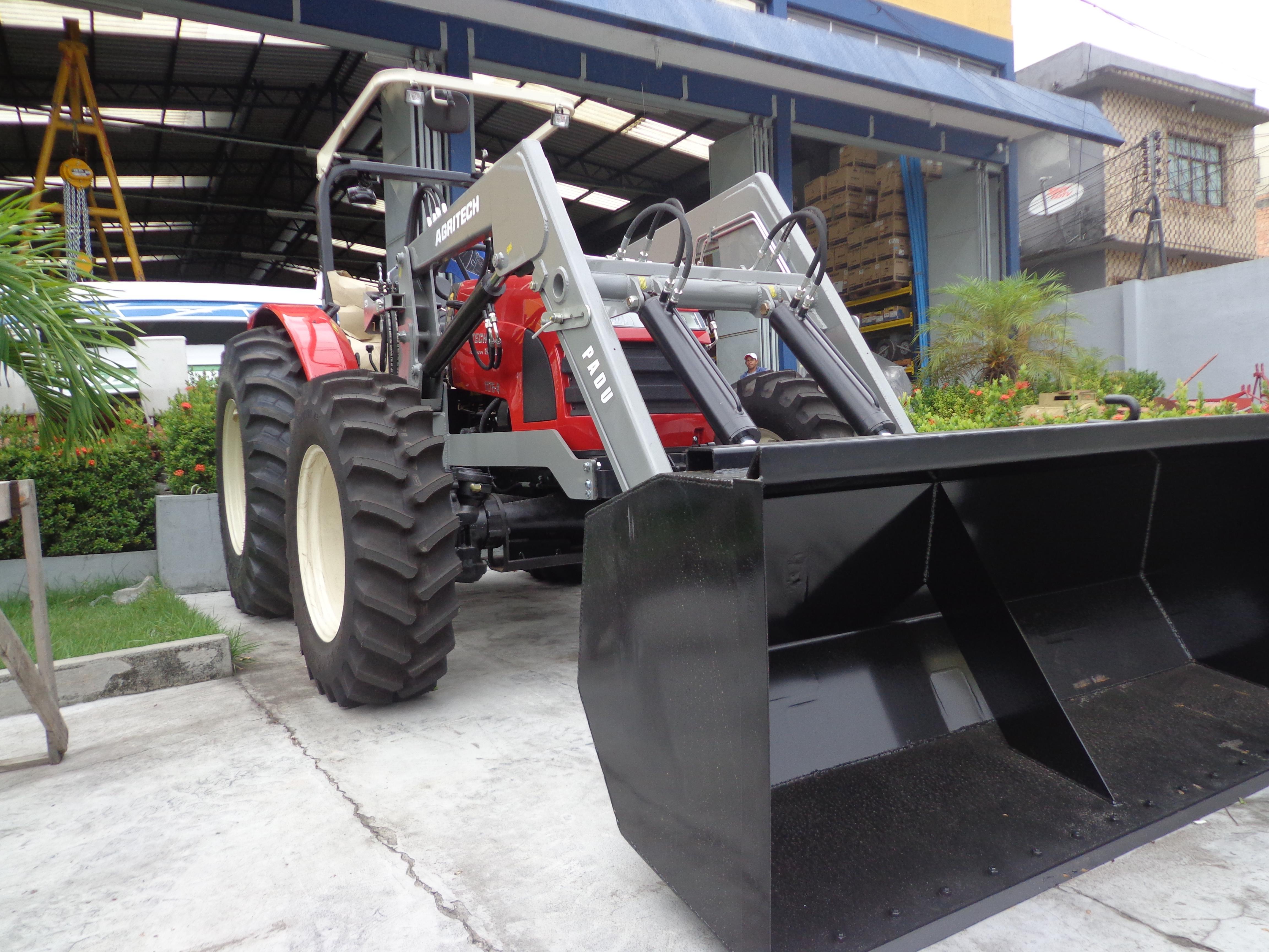 Famílias rurais são beneficiadas com trator e implementos agrícolas em ...