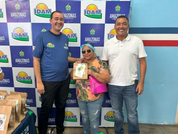 Governo Presente: Idam entrega 1 mil kits de sementes de hortaliças e ...